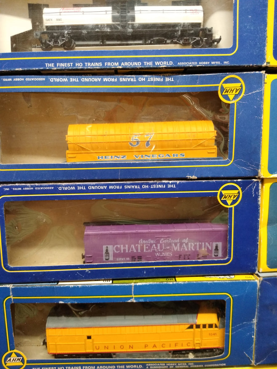 Vtg AHM HO Train Set Union Pacific Diesel Locomotive Cars Track Scener ...