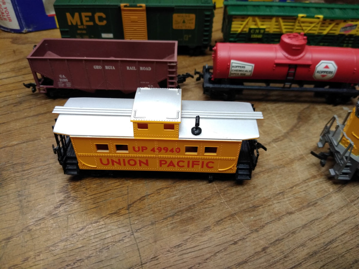 Vtg Life Like HO Train Set UP 2007 GP 38 Diesel Engine Caboose 6 Cars ...