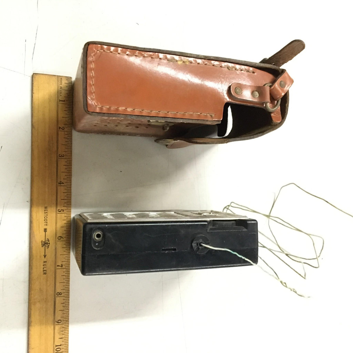 Bulova Transistor 660 series battery operated pocket Radio w/ brown Le ...